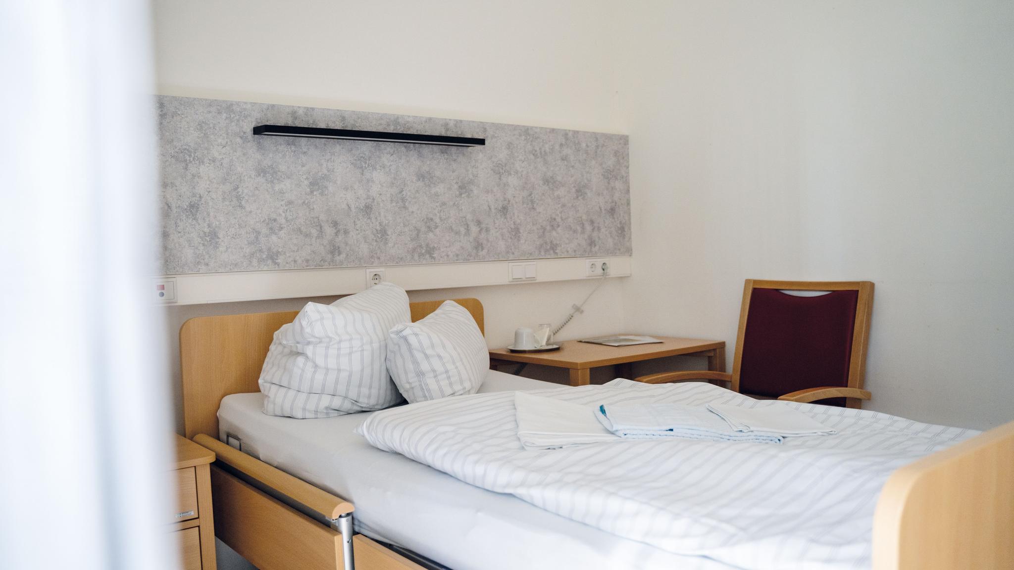 Werfen Sie einen Blick in die Zimmer der Rehaklinik Hohenelse